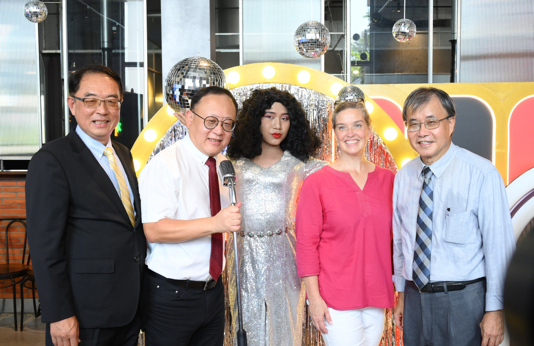 AIT Director Sandra Oudkirk visited NSYSU and the Happy Days Exhibit