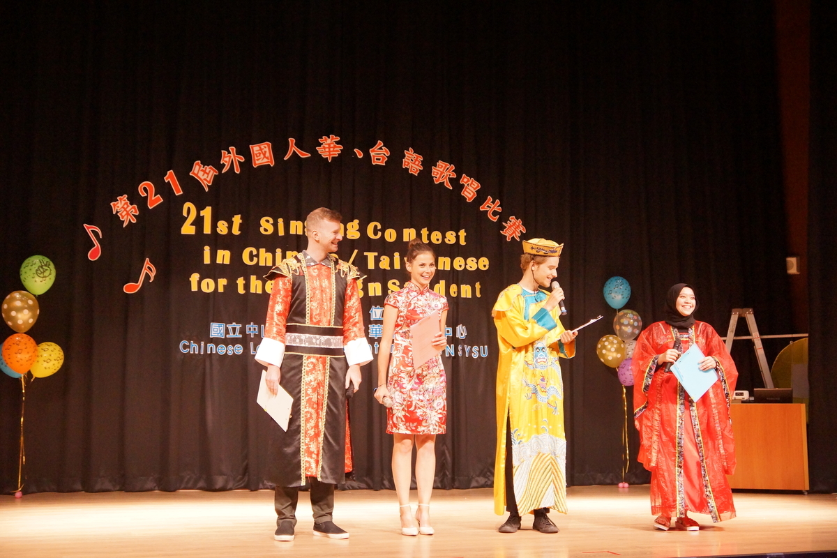 Foreign students from 12 countries compete singing in Chinese