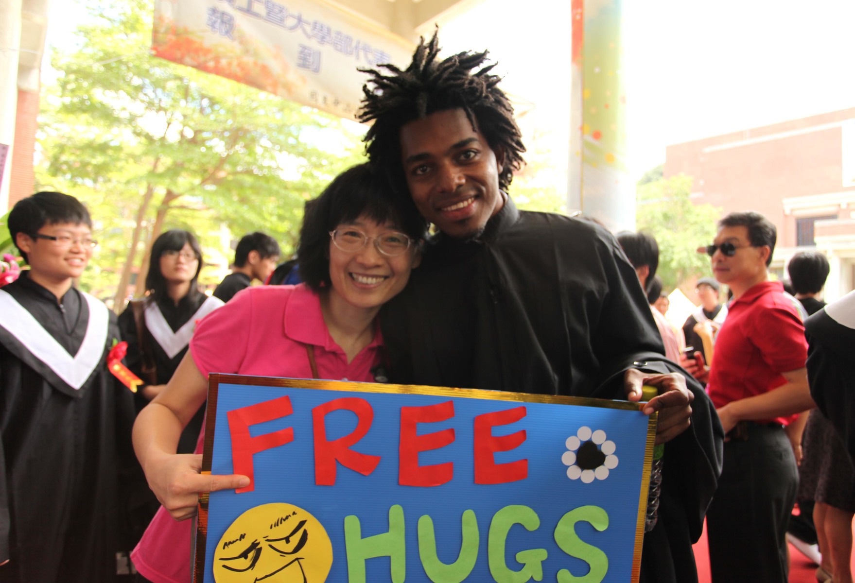 有哭有笑有擁抱 中山大學九十九學年度畢業典禮「隆重得恰到好處」