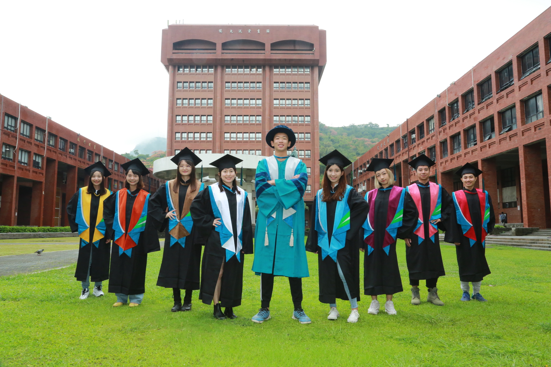 Fresh graduates present new models of NSYSU graduation gowns!